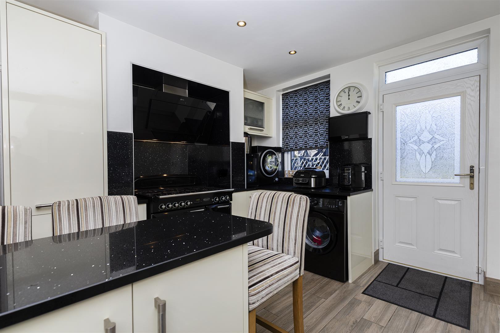 House - Semi-Detached : Penistone Road, Waterloo, Huddersfield